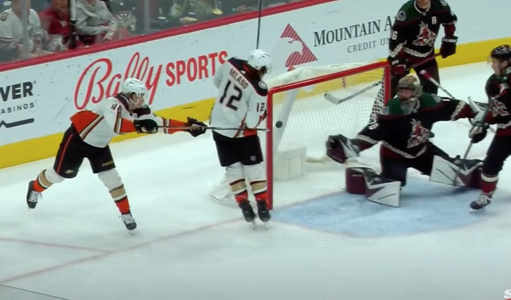 Hockey30 | Vidéo: Trevor Zegras se permet un autre MICHIGAN GOAL!!!