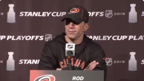 Hockey30 | Rob Brind'Amour fait rire de lui, par le coach des Bruins...