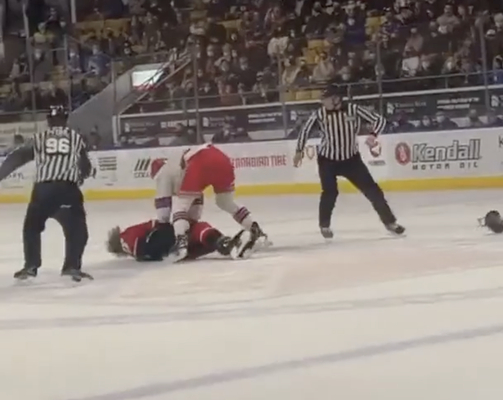 Hockey30 | OUFF...L'espoir du CH Arber Xhekaj dans un violent combat