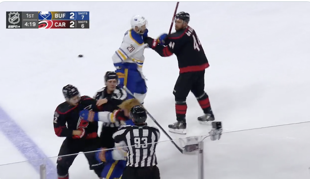 Hockey30 | Vidéo: Jesperi Kotkaniemi PUNCH Rasmus Dahlin dans la FACE!!!!!