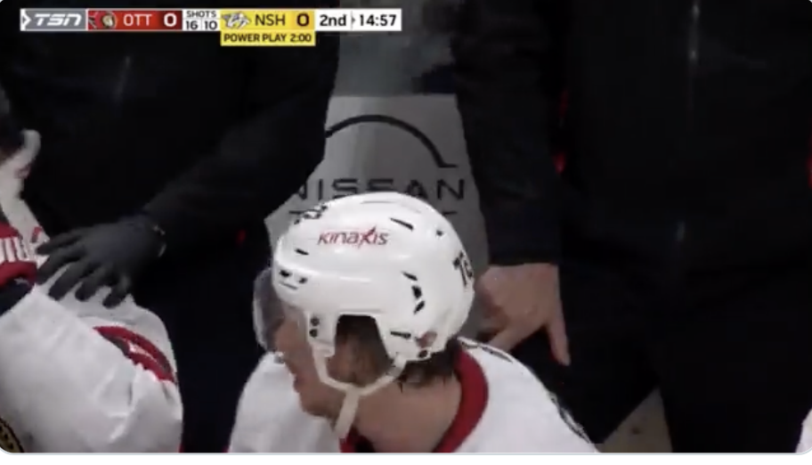 Hockey30 | Vidéo: Thomas Chabot FRAPPE son coéquipier en PLEINE TÊTE...avec son bâton!!!