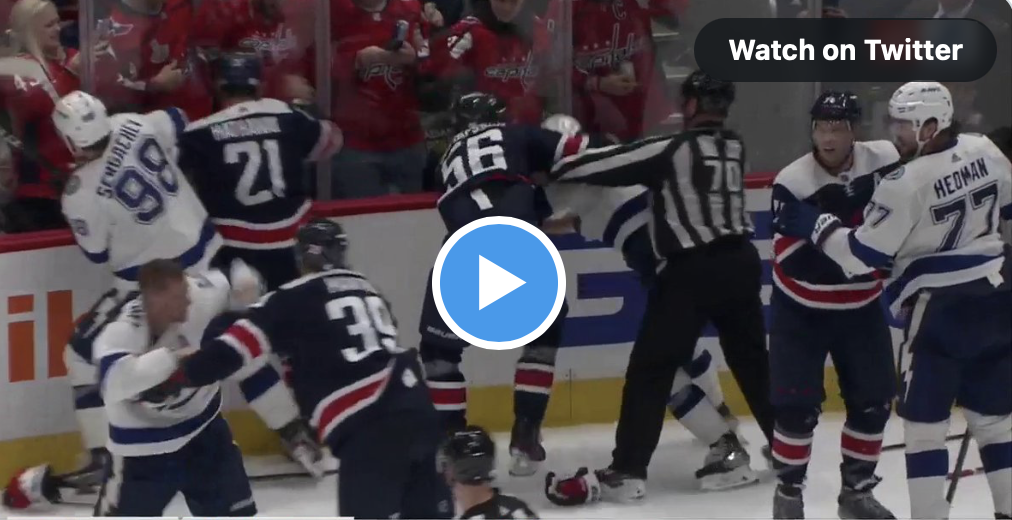 Hockey30 | VIDEO: Un sans GÉNIE provoque une BAGARRE GÉNÉRALE