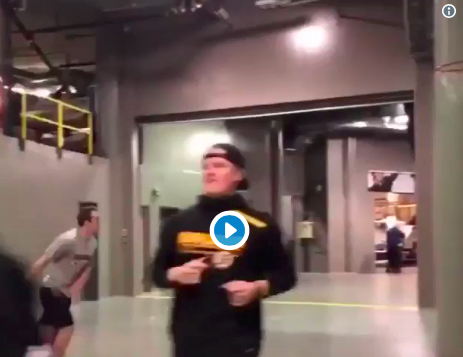 Hockey30 | Brad Marchand est un RAT!!!!!!! Même au BASKET...