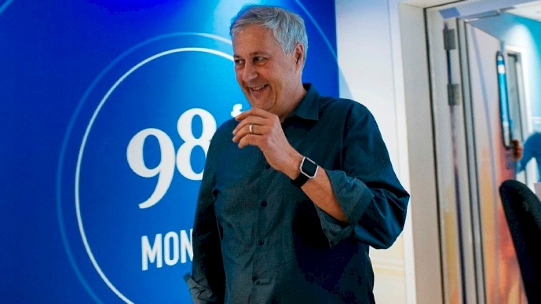 Hockey30 | Paul Arcand à la DÉFENSE de Martin McGuire.